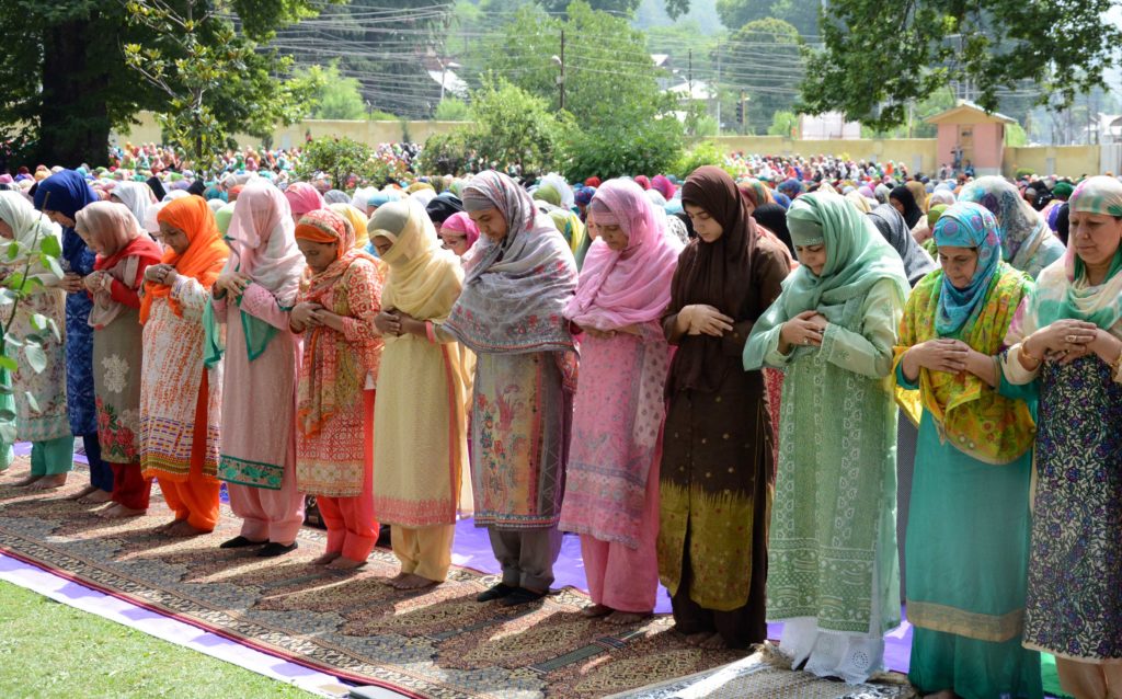 Mehbooba offers Eid prayers at Ziyarat Syed Sb (RA), Sonwar | The ...