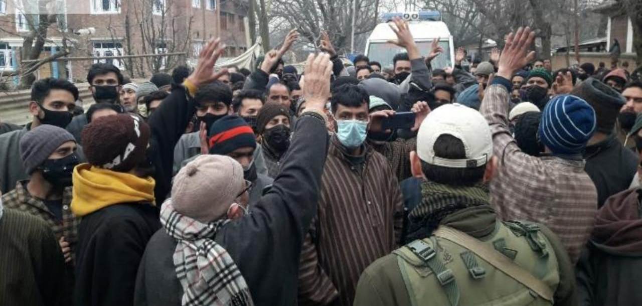 Achabal Family Stages Protest After Alleged ‘Dowry Death’ | The Kashmir ...